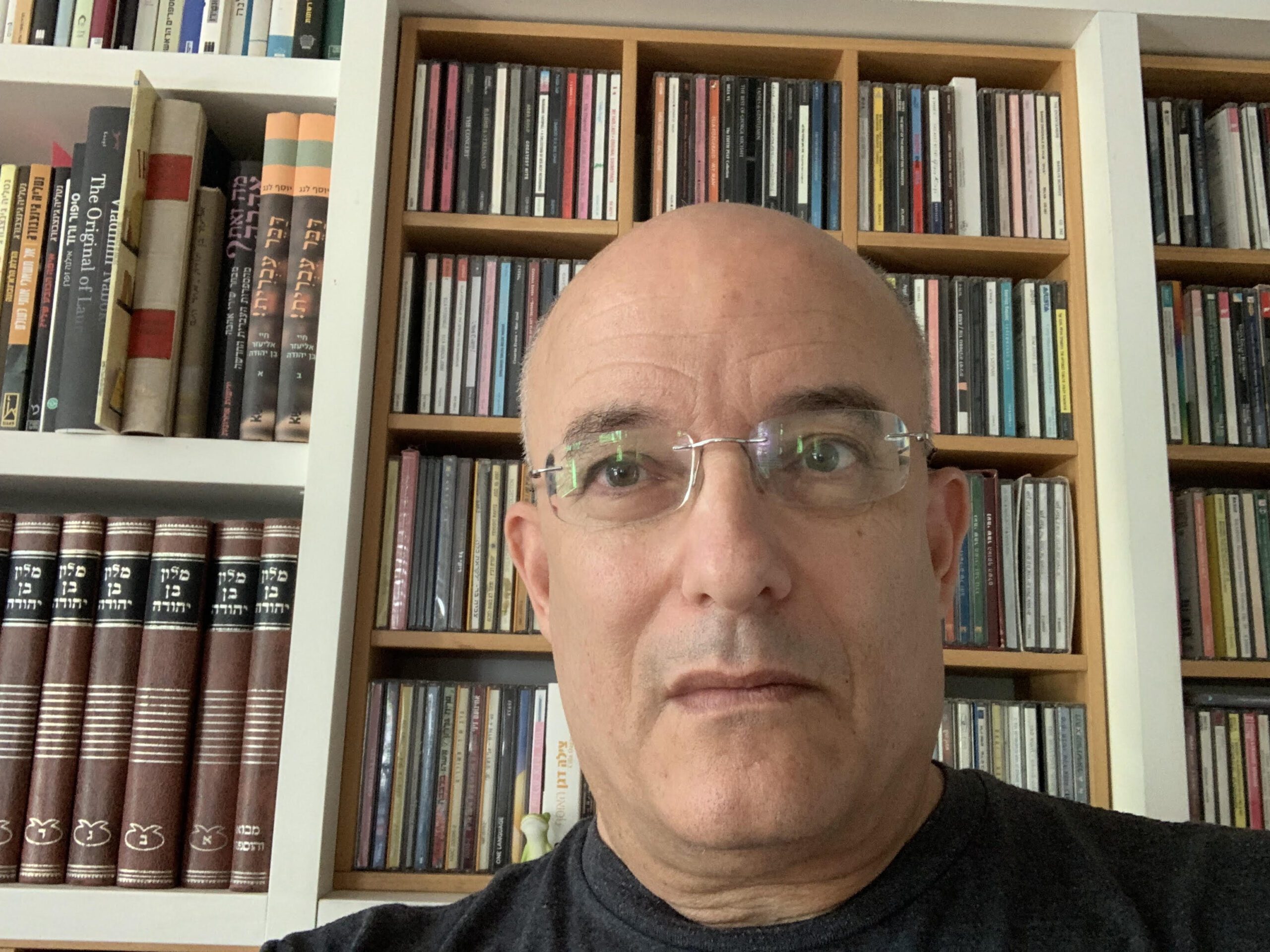 קול הסיפור: פסקול השירים של הספר "לאהוב בעברית" – סך הקול – תימורה לסינגר